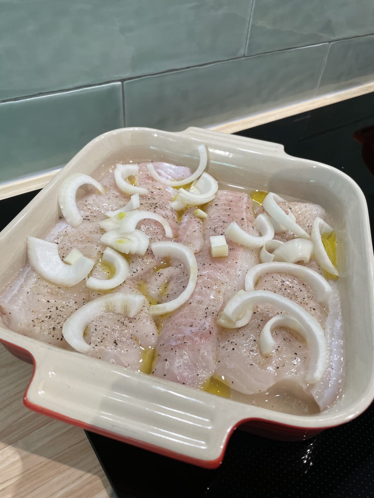 Bakad vitfiskfilé med parmesan- och persiljebakt potatis - Fiskhuset i ...